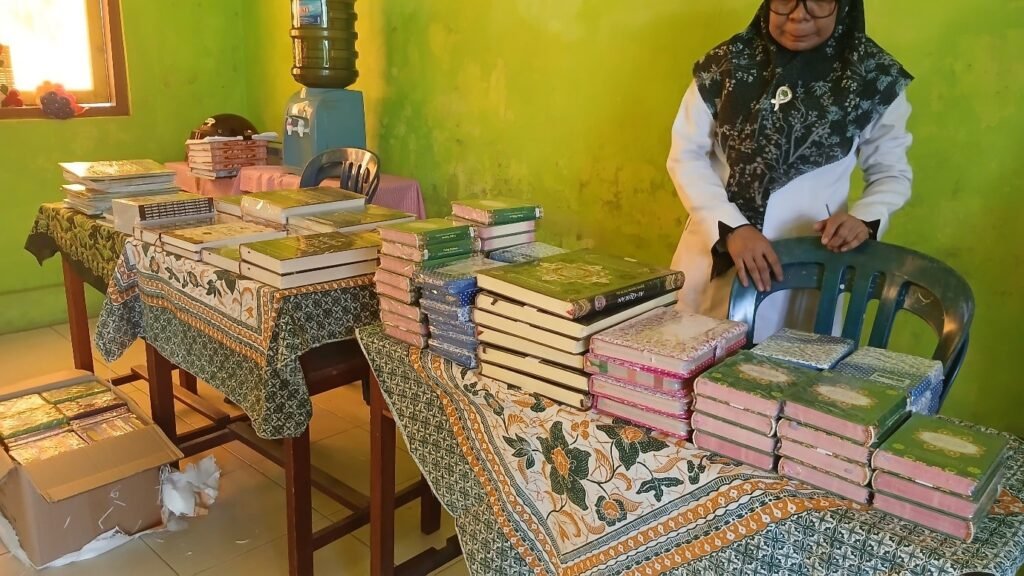 Mushaf Quran, Iqra dan Buku Islam Telah Diterima Saudara Muslim di ...